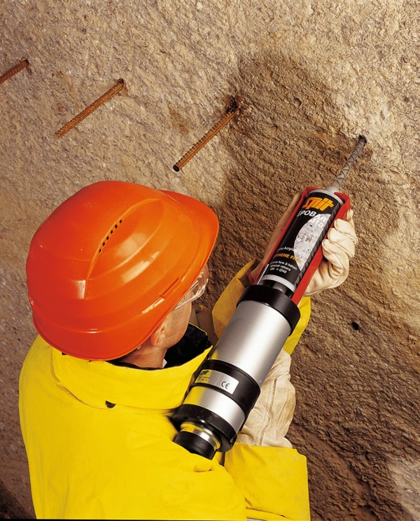 Tout savoir sur le scellement chimique : avantages et types